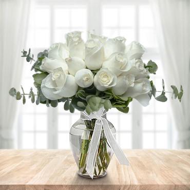 Vase of White Roses in Tangamandapio Michoacan, Mexico | Tangamandapio ...